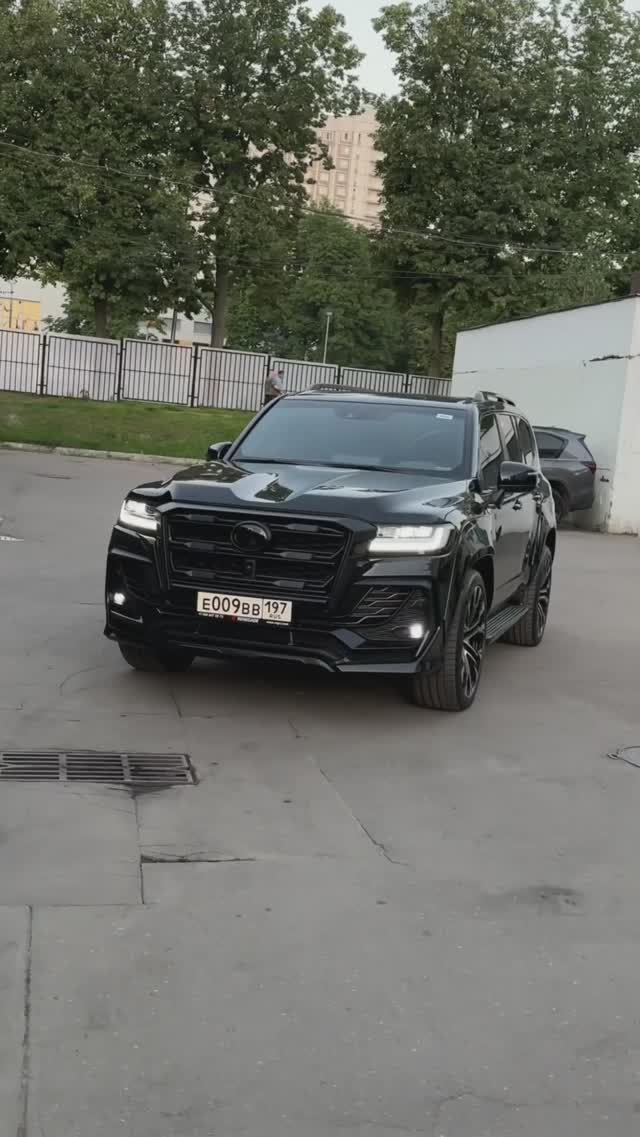 Черный зверь Toyota Land Cruiser 300 Renegade