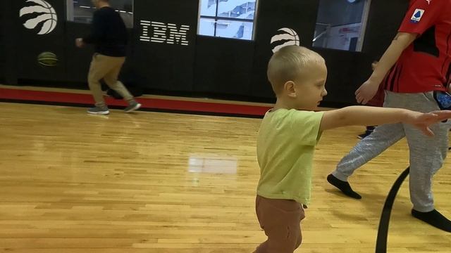 18 января 2025 - Каток на арене НХЛ Кленовых Листьев и Баскетбол Рапторс тренировочный зал