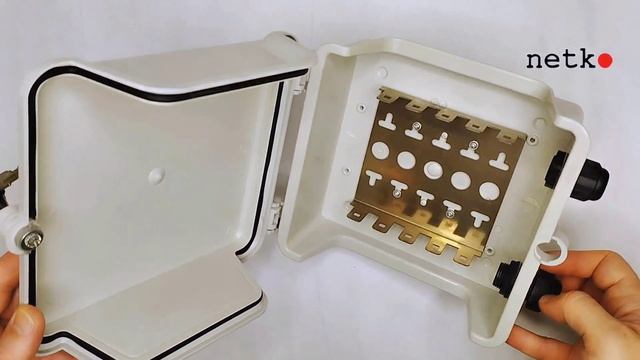 52265 Коробка распределительная на 5 плинтов с цанг-зажимом, наружная