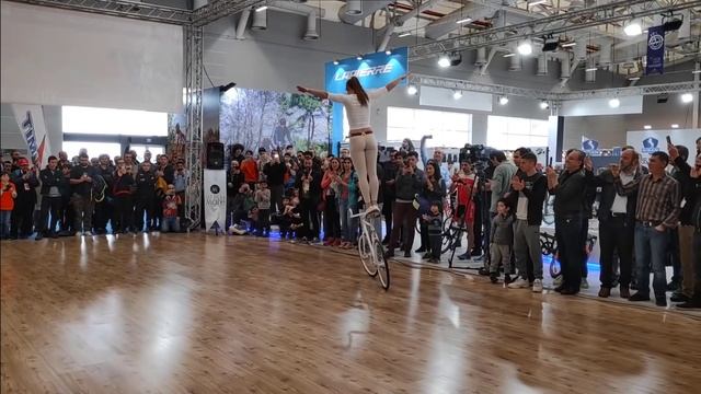 Акробатические трюки на велосипеде