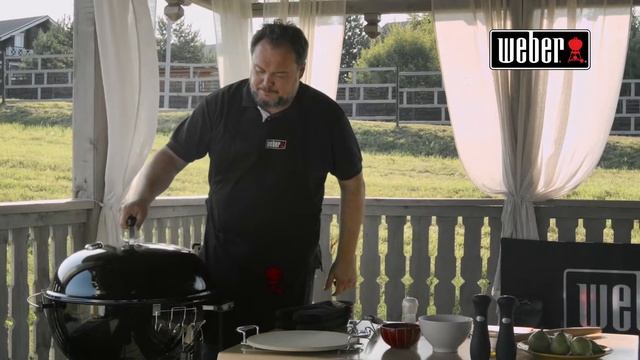 Пицца с голубым сыром и грушами приготовленная в гриле Weber.