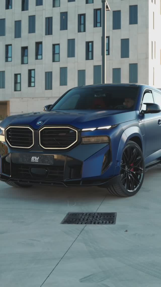 Новый проект для BMW XM в матовом синем цвете, установленный нашим партнером в Каннах, Франция