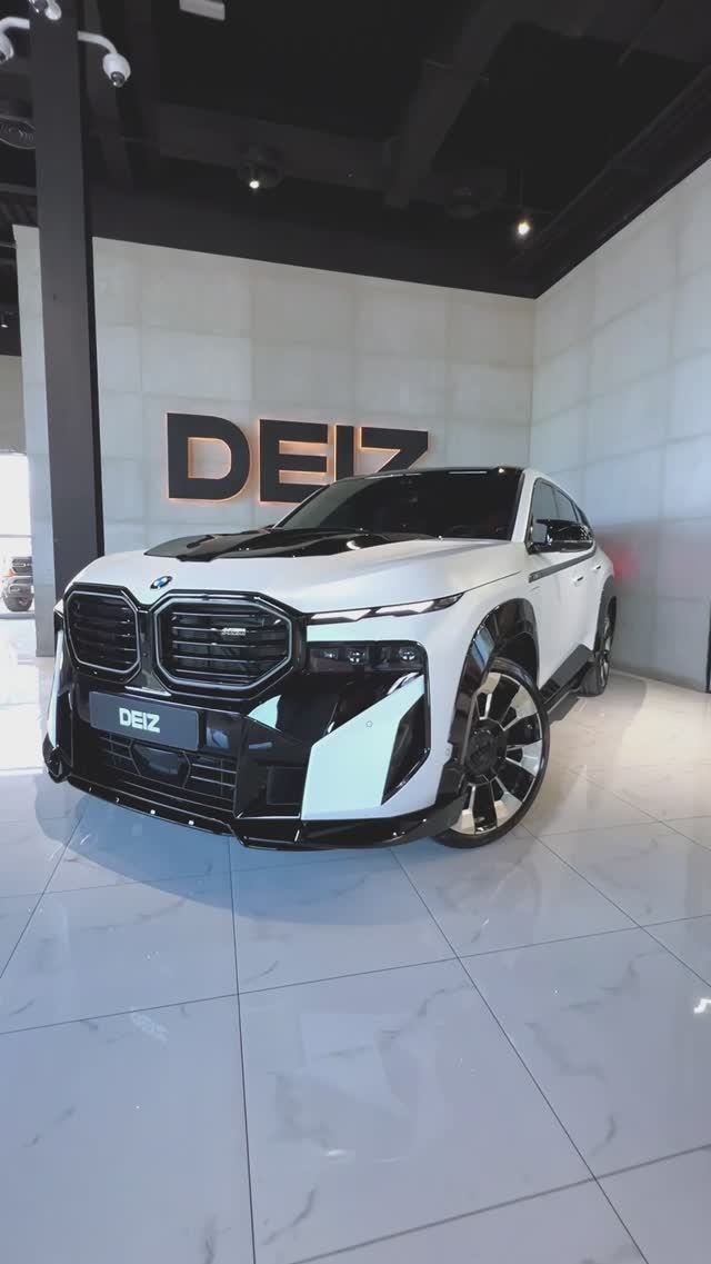 Потрясающий BMW XM с черным глянцевым обвесом Renegade Design. Доставка по всему миру