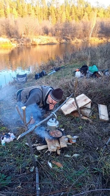 Взяли Лёню на рыбалку.