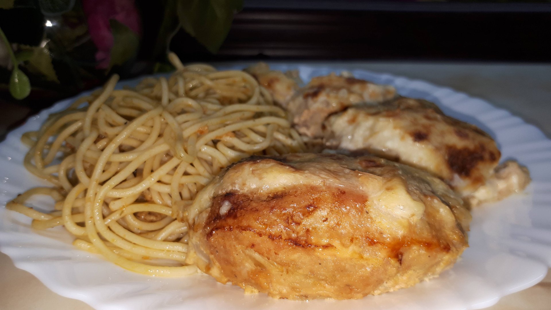 Мясные котлеты с  капустой, запечённые под сыром и сметаной.Вкусная минутка от Натали.