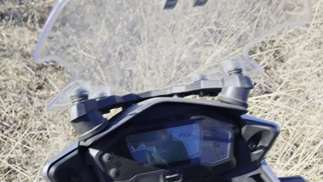 Regulmoto ADV300 в обычном зимнем пейзаже в январе 2025 года.