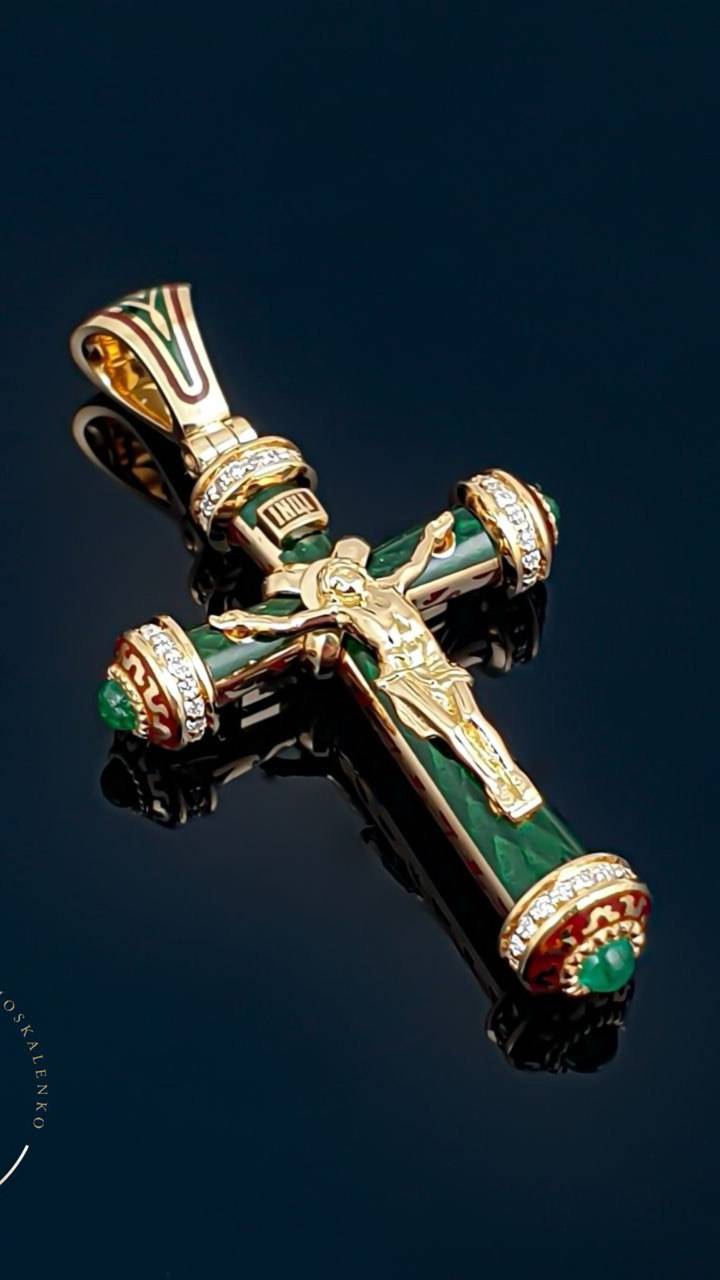 Золотой православный крест зеленого цвета с изумрудами
