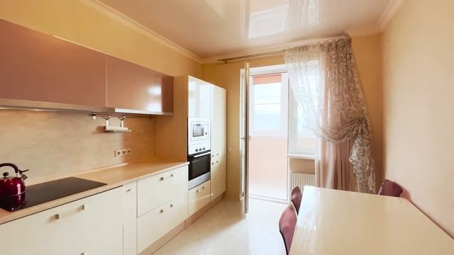 Купить видовую однокомнатную квартиру с отличным ремонтом в ЖК "Лазурный".