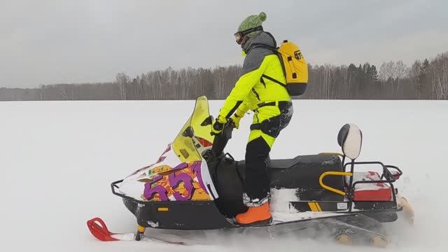 Большой компанией на снегоходах!!! Прогулки по сибирскому лесу.