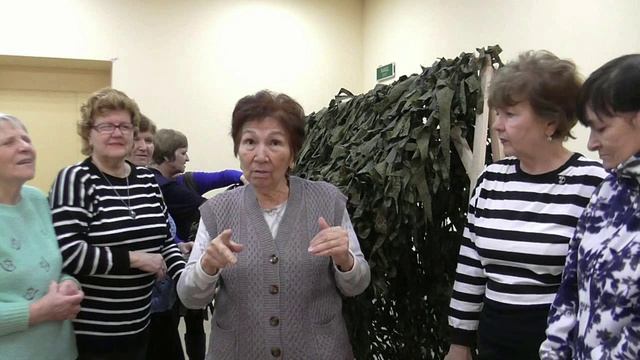 В Саратовском ДК ВОГ начали вязать маскировочные сетки для СВО.