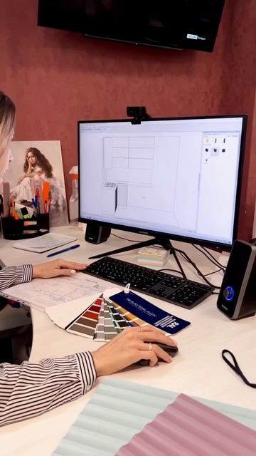 Общение клиента с дизайнером в салоне компании Modus Style во Владимире.