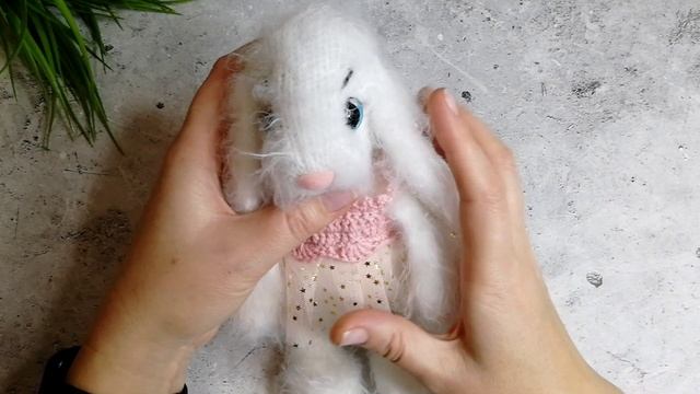 Видео обзор Вязаная игрушка спицами, зайка от автора канала