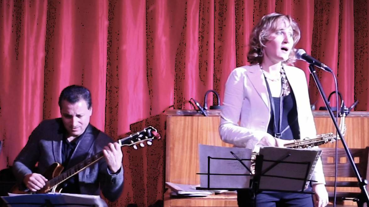 Илона Эсти ( саксофон, вокал) и Гасан Багиров в джаз-клубе "12 стульев"