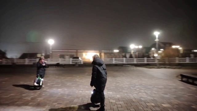 Вечерняя прогулка на моноколесе в парке.