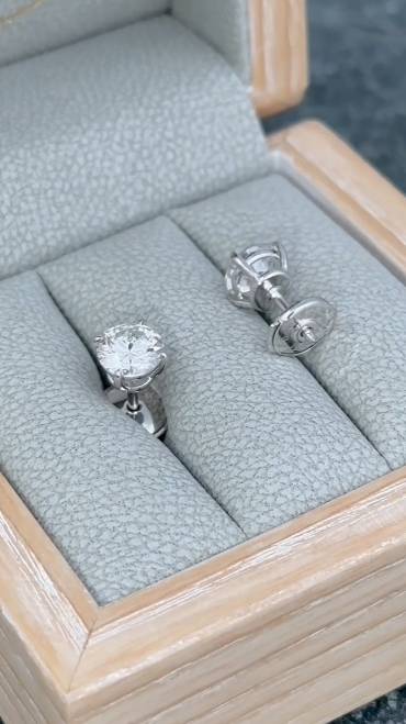 Пусеты с лабораторными бриллиантами