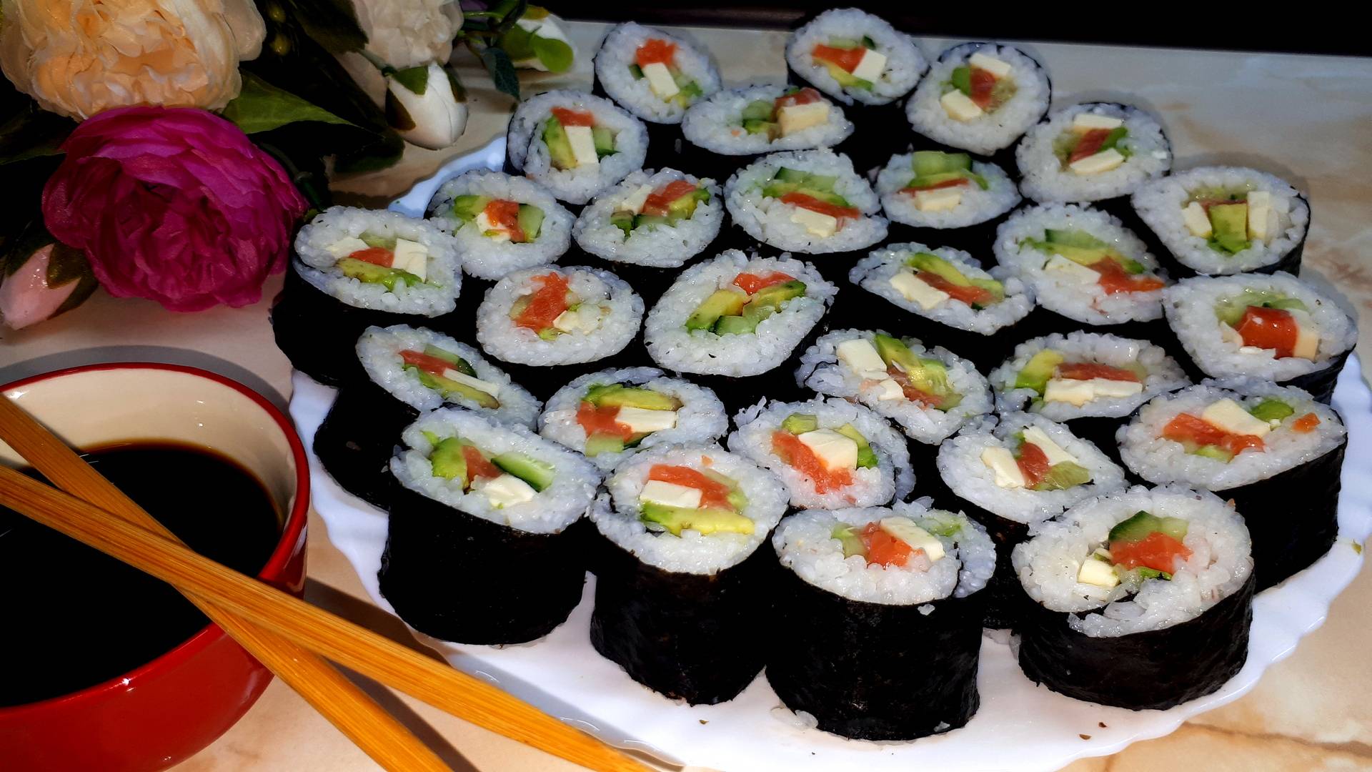 Как сделать роллы. РОЛЛЫ С АВОКАДО, ОГУРЦОМ, КРАСНОЙ РЫБОЙ.