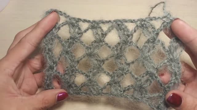 Красивый узор из пушистой пряжи.