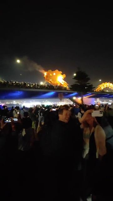 Дананг Загорелся мост Дракона Вьетнам