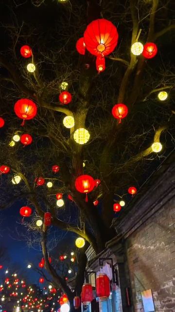 Праздничная атмосфера. Пекин украшен красными фонарями и традиционными орнаментами ✨