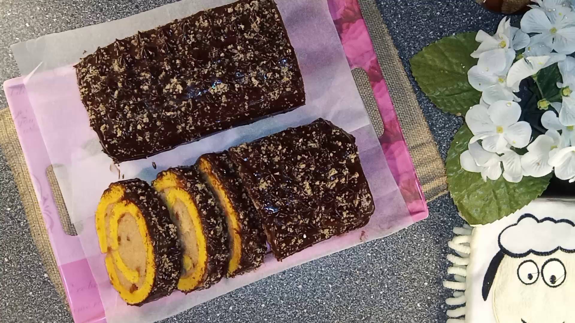 Рулет с яблоками и изюмом