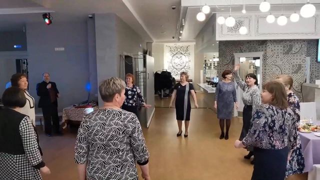 На теплоходе музыка играет