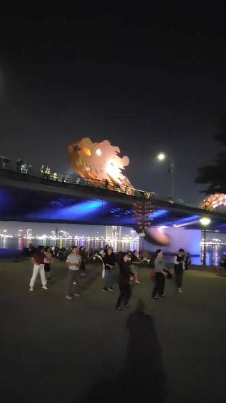 Дананг Вьетнам танцы возле моста Дракона