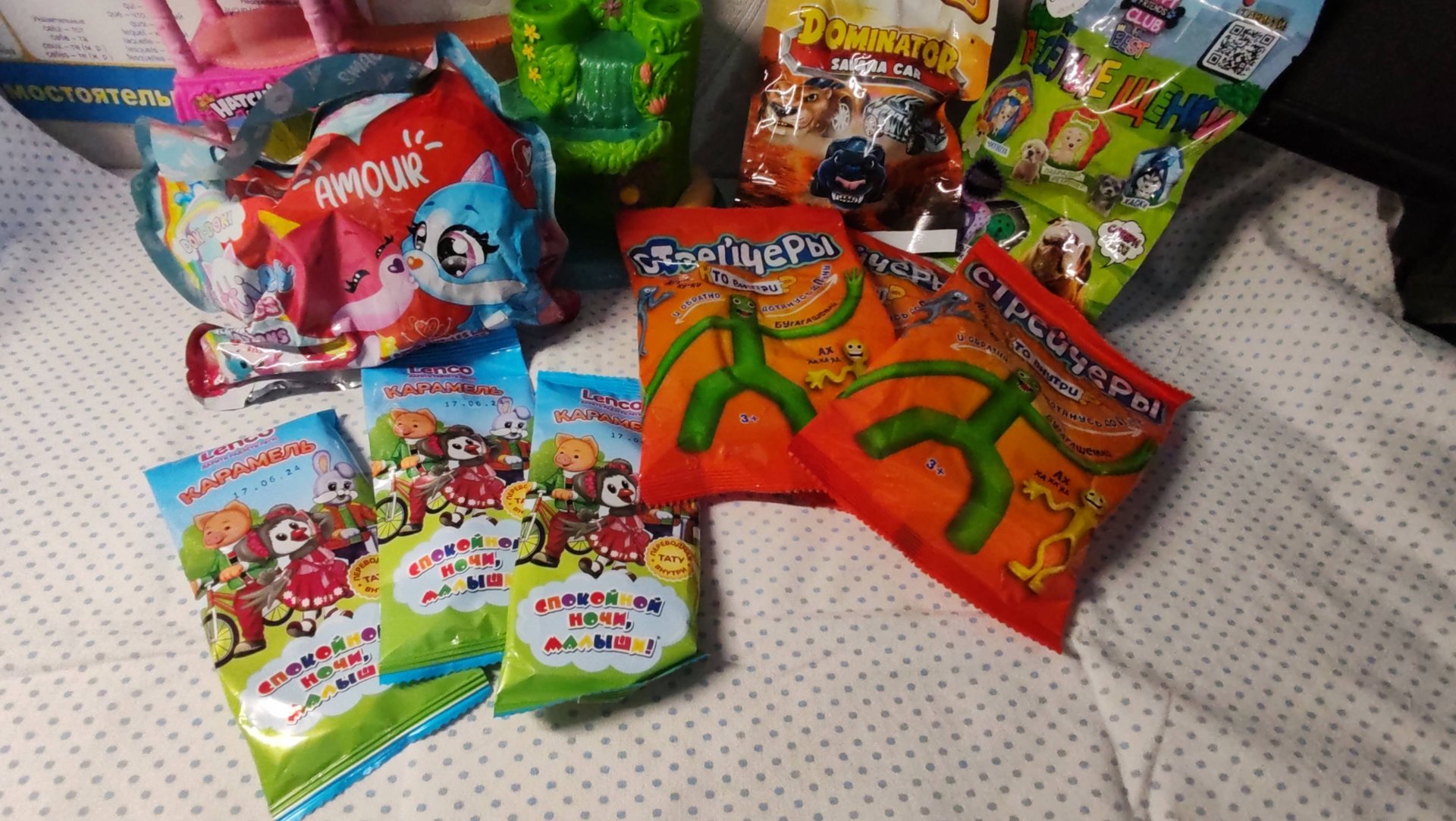 Распаковка сюрпризов, распаковка игрушек. Sbabam, красное и белое и другие