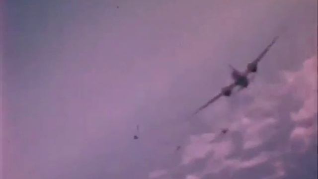 Самолеты ВМС США перехватывают летный строй из 30 японских бомбардировщиков Mitsubishi G4M “Бетти”