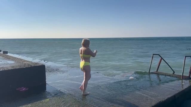 «Мазута нет, вода чистая»: любители зимнего плавания делятся впечатлениями от купания в Анапе