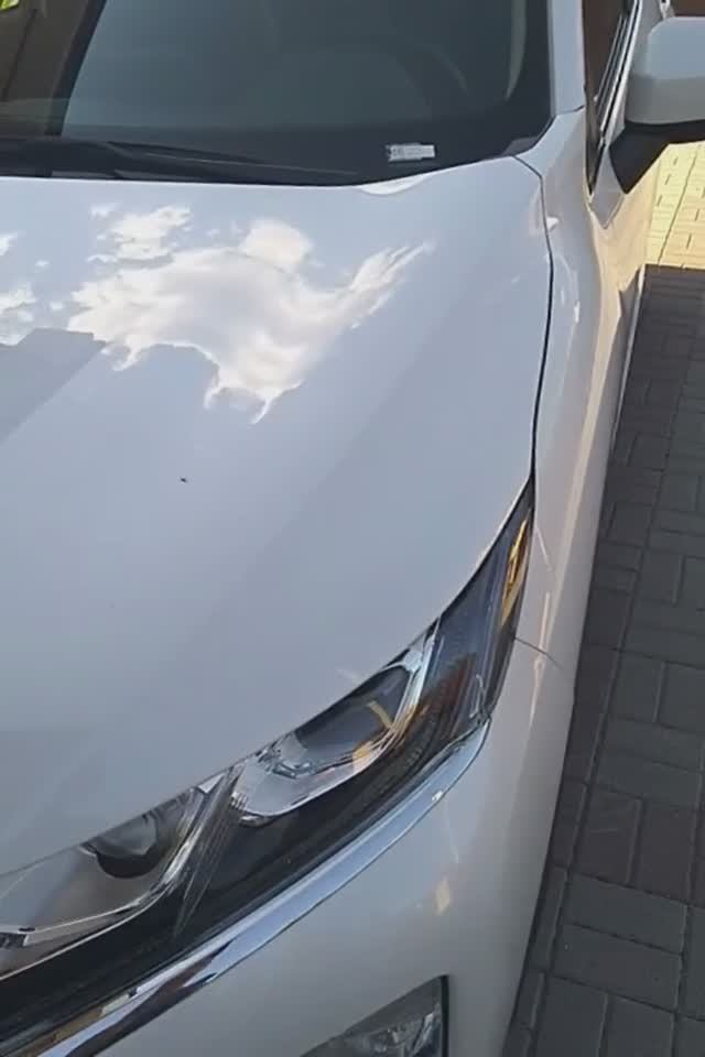 Полирую новый автомобиль белого цвета первый раз.