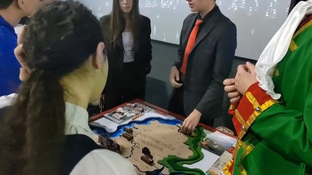 🌿На площадке зоопарка, как всегда, было людно.