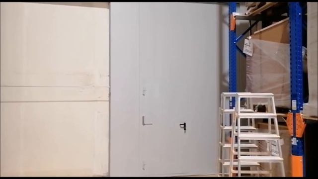 Откатные противопожарные EI60 ворота с электроприводом и калиткой на производстве