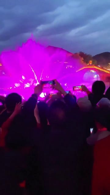 Завораживающее световое шоу в городе Уси, провинция Цзянсу ✨