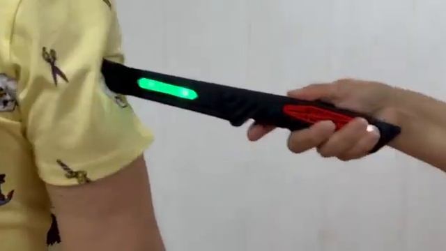 Тренировочный резиновый нож «КОУЧ» с имитацией пореза. Действие ножа.