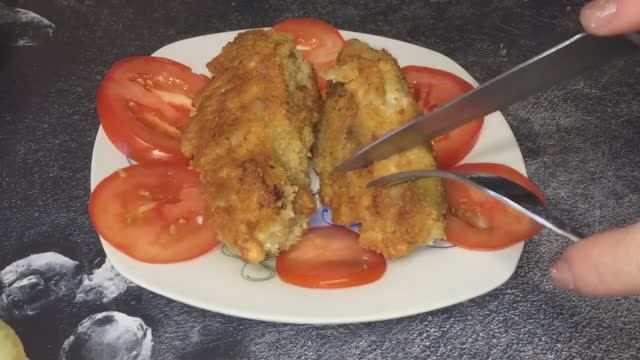 Попробуйте добавить в фарш соленый огурец.