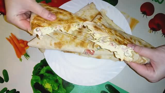 Треугольники из лаваша с колбасой и сыром. Шикарная закуска за считанные минуты