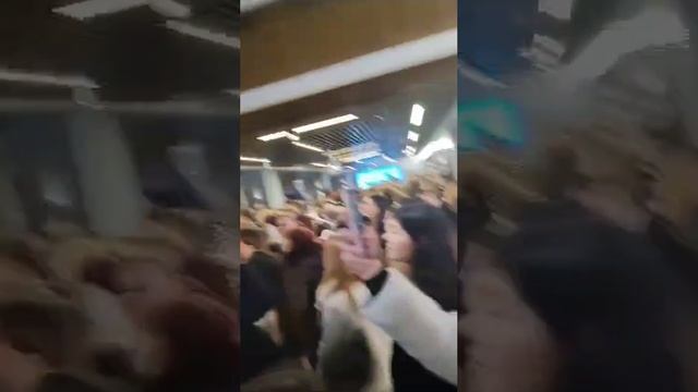 Столпотворение людей в Каро11 Октябрь 30 января 2025, перед премьерой фильма "Оставь это ветру"