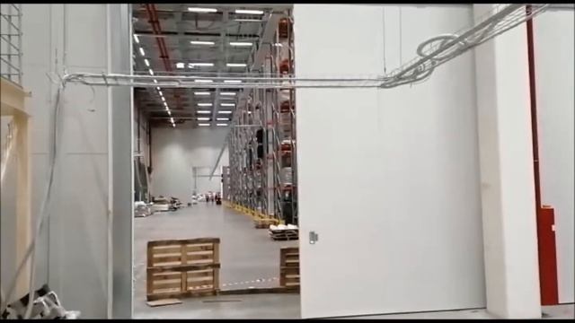 Противопожарные EI60 откатные ворота MBA большого размера в логистическом центре.