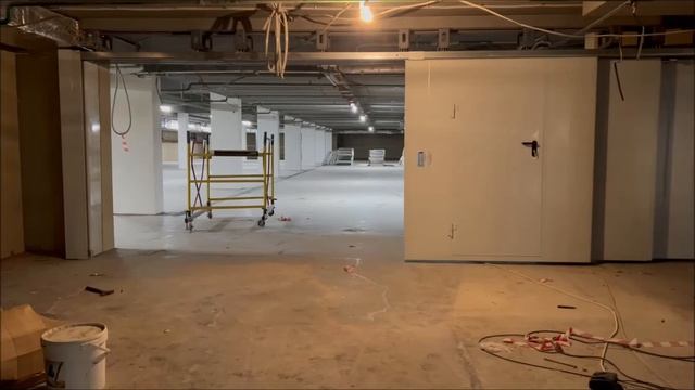 Противопожарные ворота МВА откатного типа EI60 трёxстворчатые с дверью и лючком