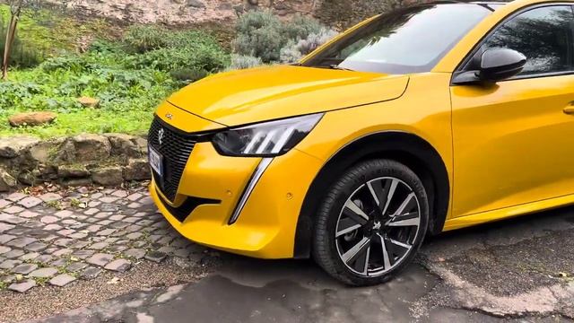 Новый Peugeot 208 GT в Риме на улице! Единственное, что привлекло внимание среди засилия Fiat 500