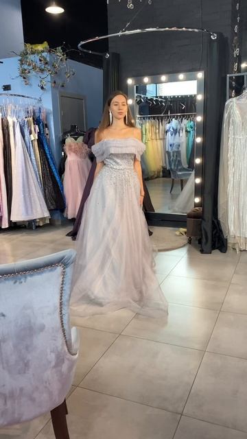 Наша красотка в платье от Perry Blue