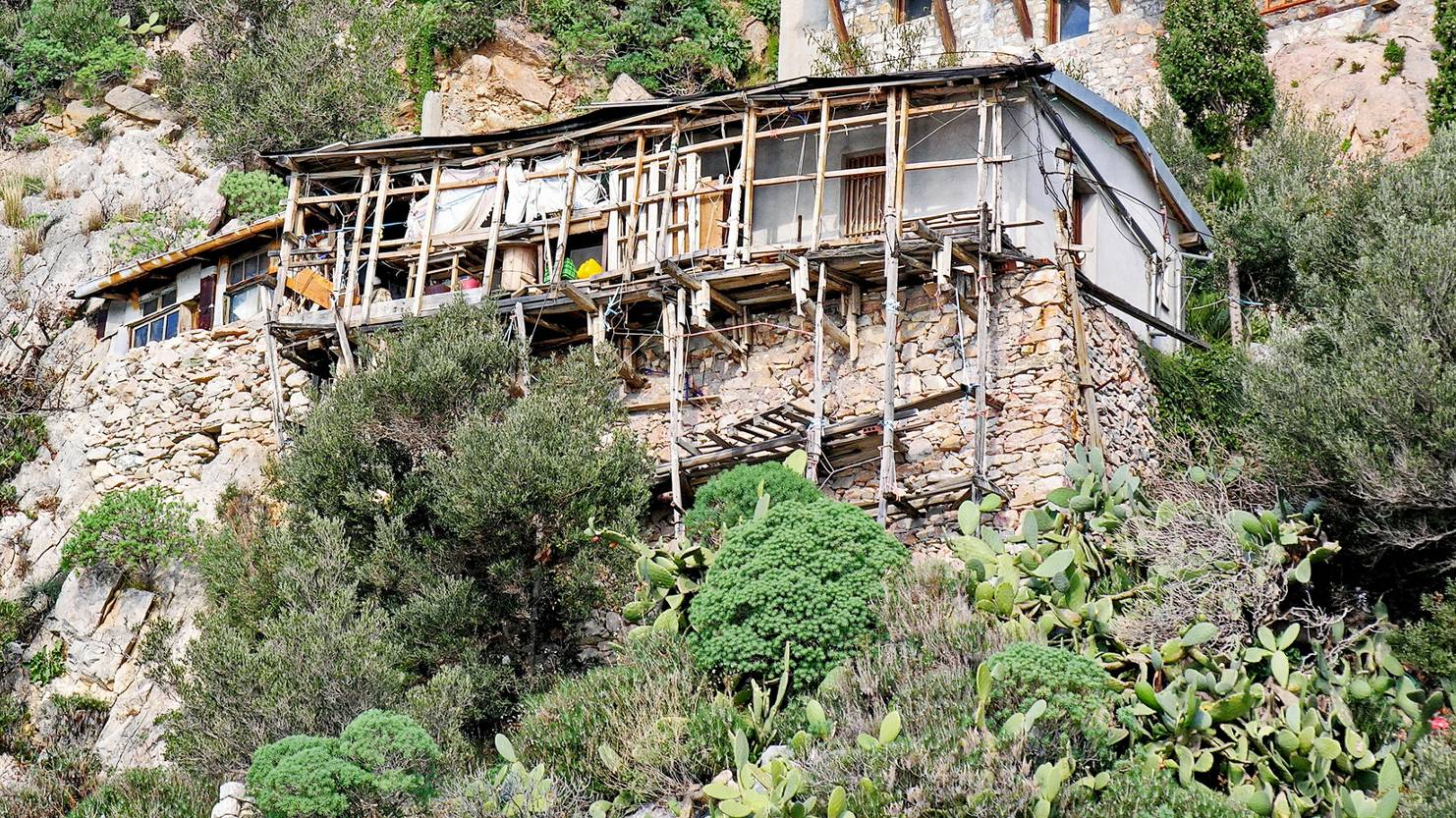 Современный монах-пустынник усмиряет сильный град