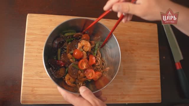 Теплый салат с собой и овощами Гречневая лапша ЦАРЬ