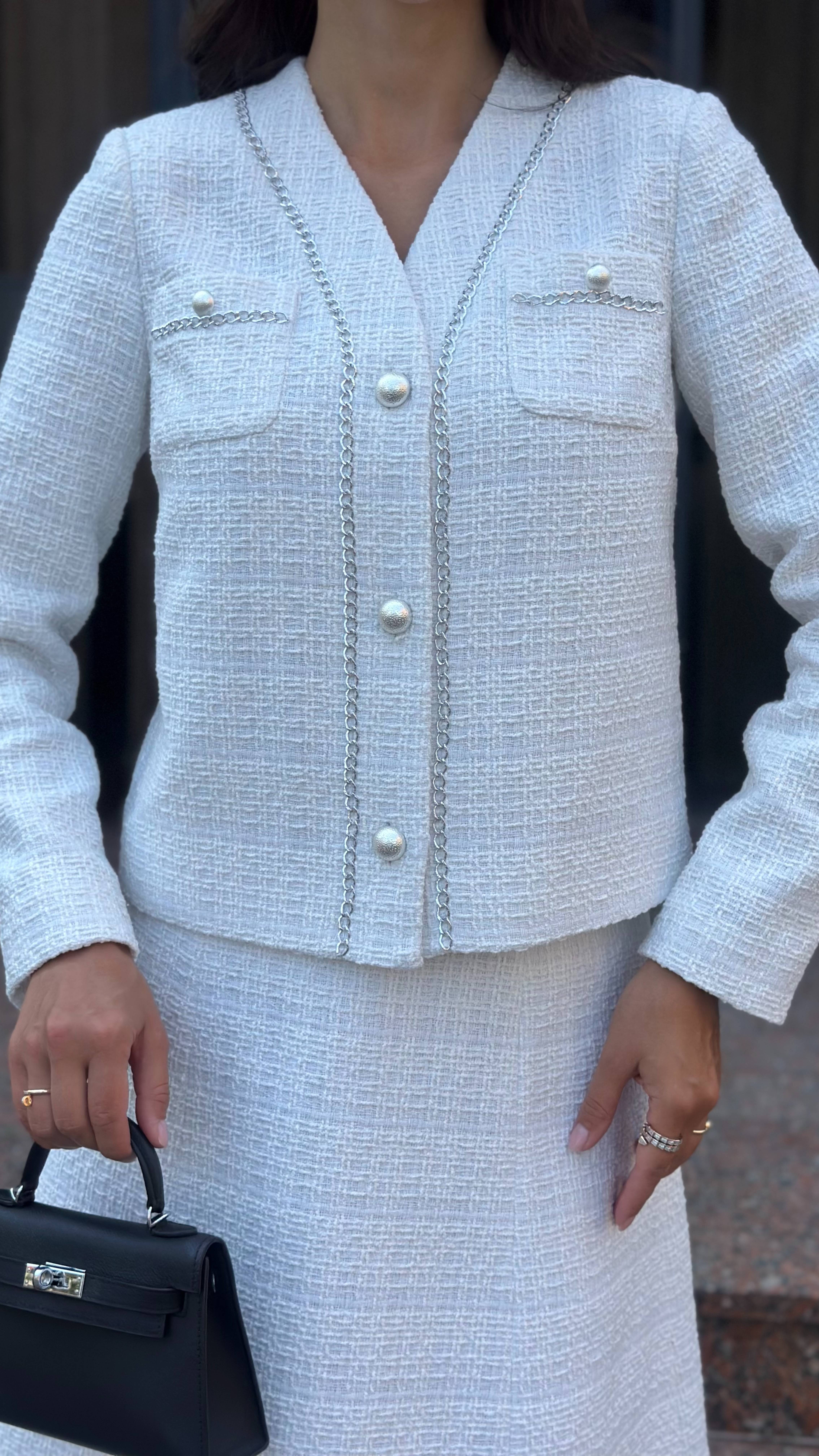 Элегантный женский твидовый костюм с цепочкой