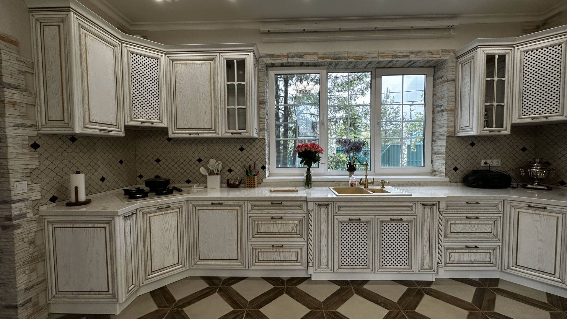 Большая кухня Барселона из массива Дуба белого цвета с золотой патиной.