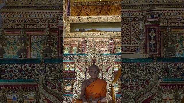 В зеркальном храме Wat Muang провинция Анг Тхонг.