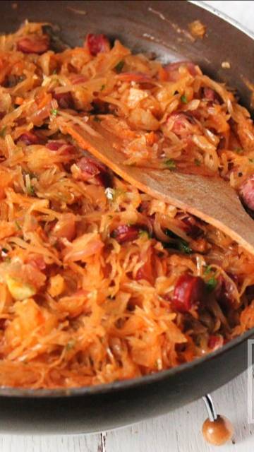 Тушёная капуста с  копченым мясом и охотничьими колбасками в домашних условиях , очень вкусно!