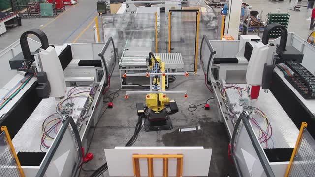 Обрабатывающий центр Intermac Master - автоматическая обработка стекла для бытовой техники