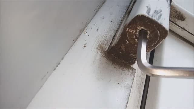 Регулировка петель пластиковых дверей