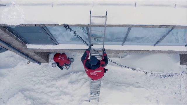 Шефмонтаж уличных гирлянд на фасад дома от Кристмас-СПБ